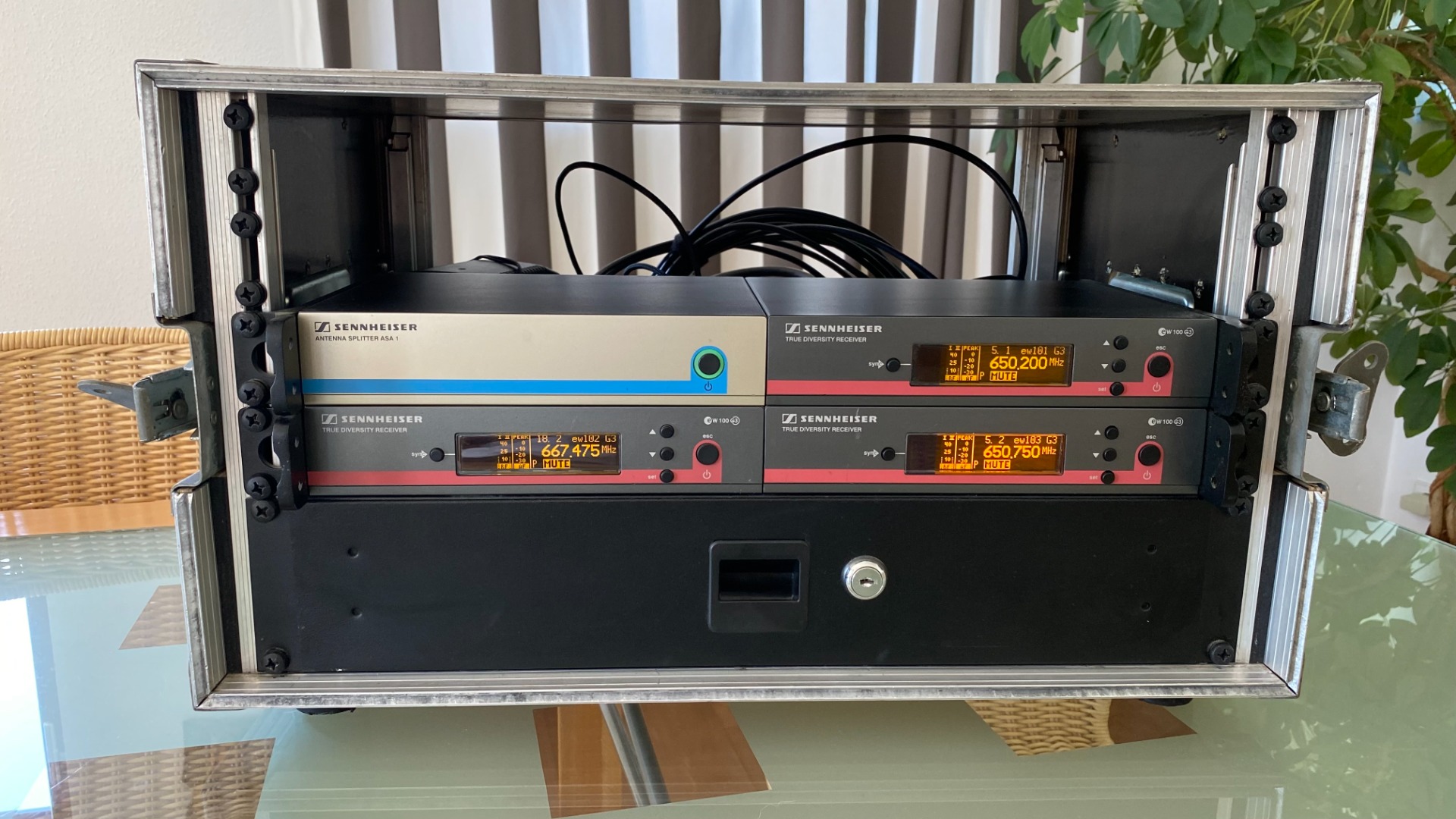 Sennheiser EW100 G3 mit 3 Handsendern, Combiner & Richtantenne im Rack mit Rackschublade | 1900 ...